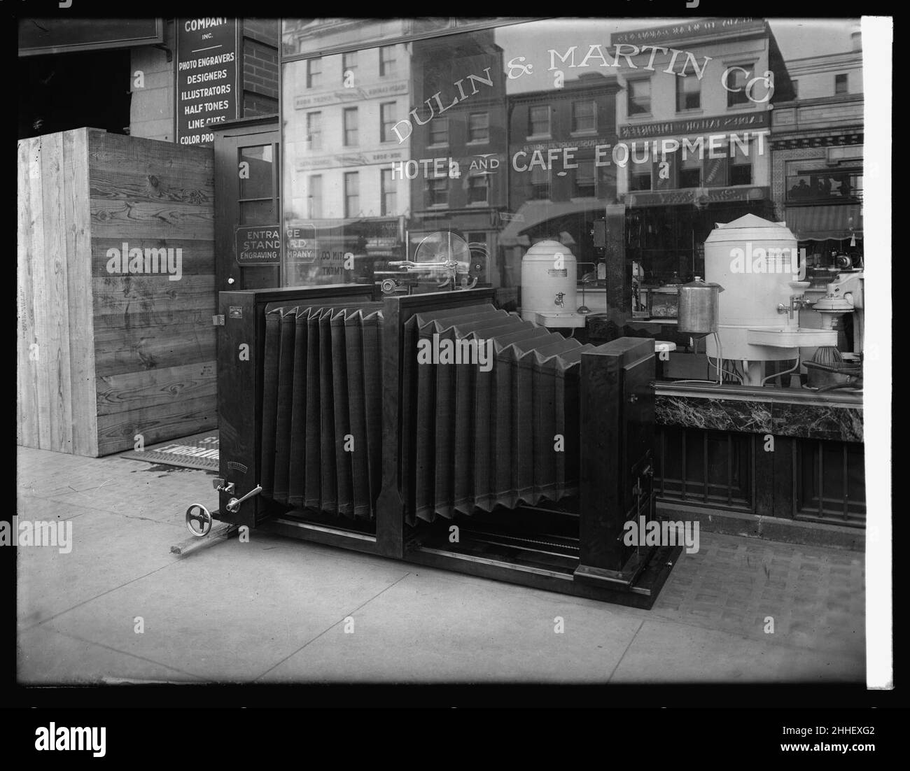 Standard Eng. Co., big camera Stock Photo - Alamy