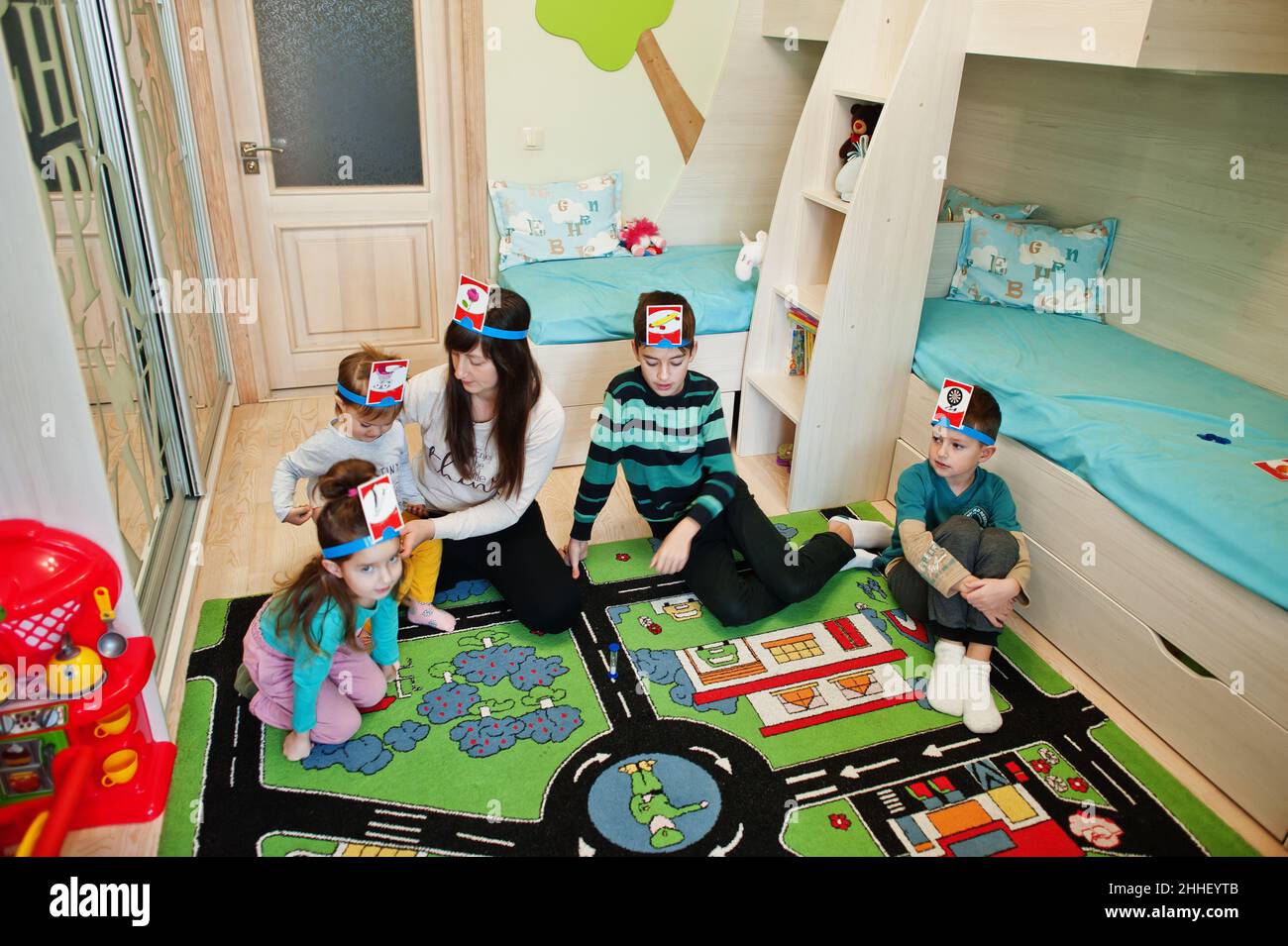 Guess who game kids hi-res stock photography and images - Alamy