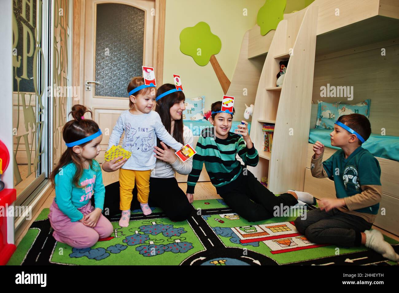 Guess who game kids hi-res stock photography and images - Alamy
