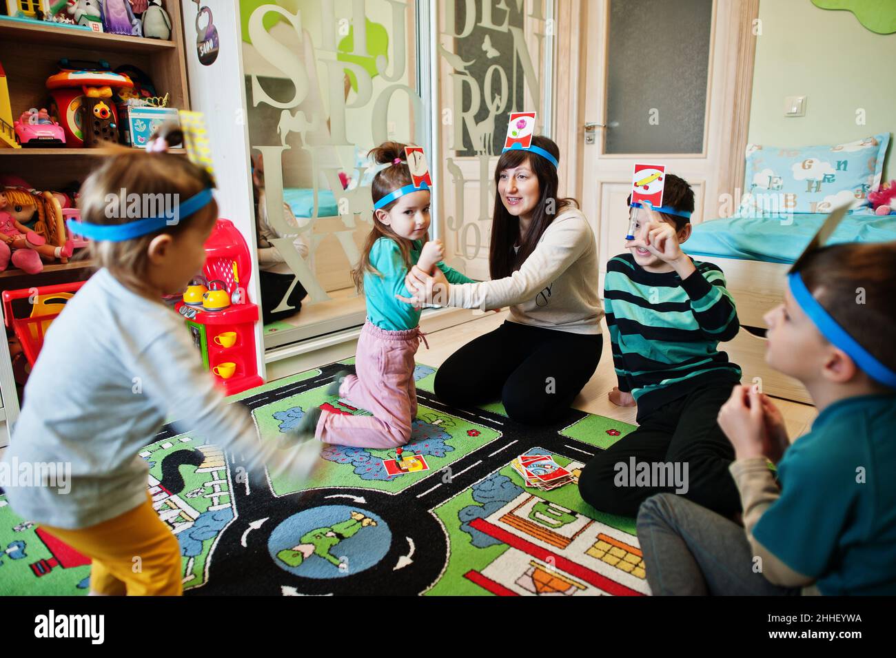 Guess who game kids hi-res stock photography and images - Alamy
