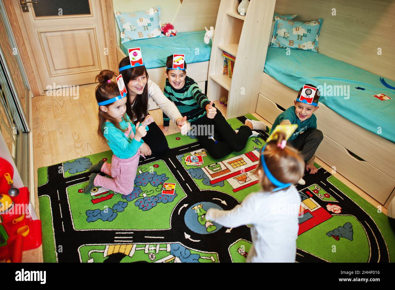Guess who game kids hi-res stock photography and images - Alamy