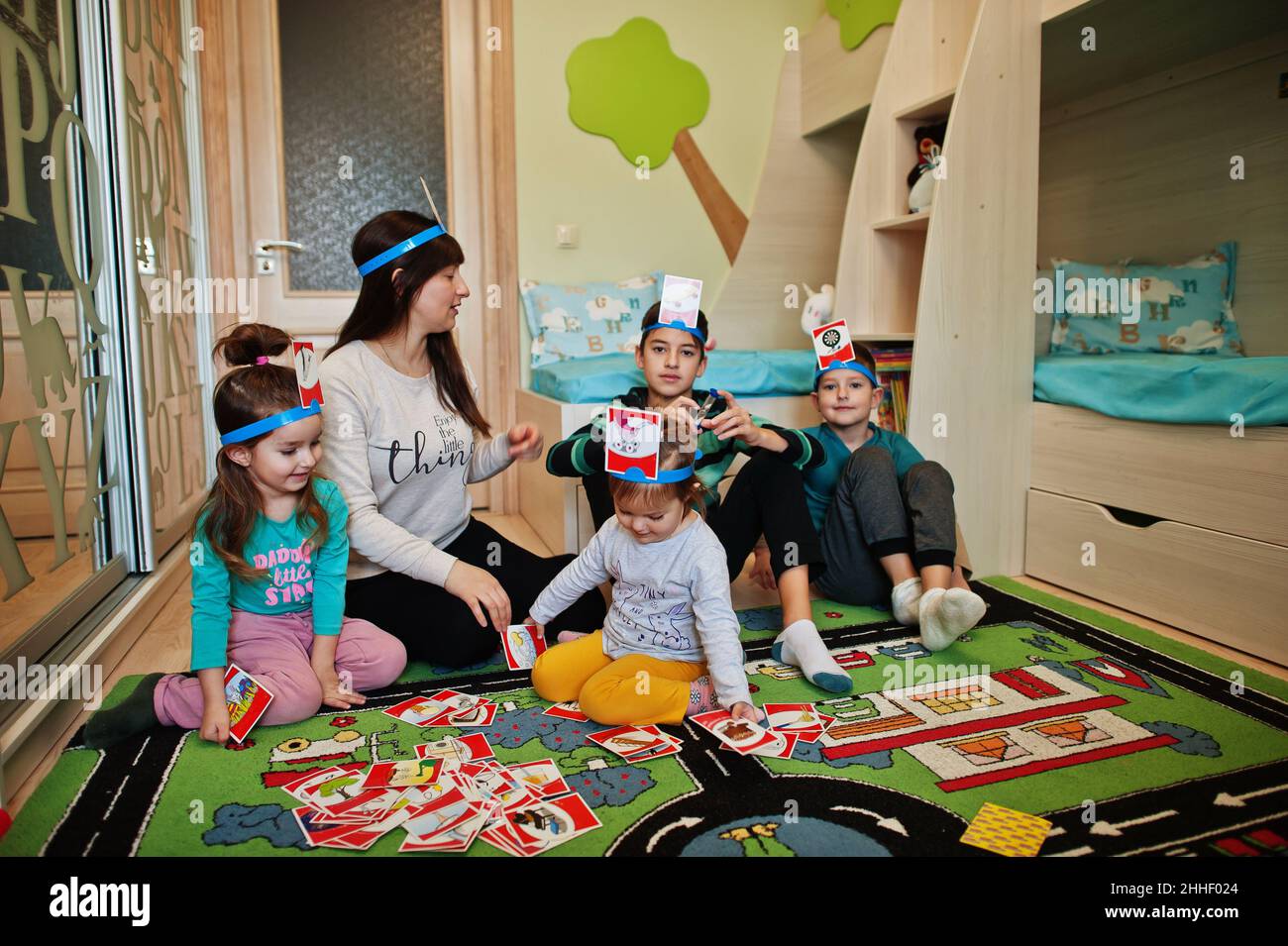 Guess who game kids hi-res stock photography and images - Alamy