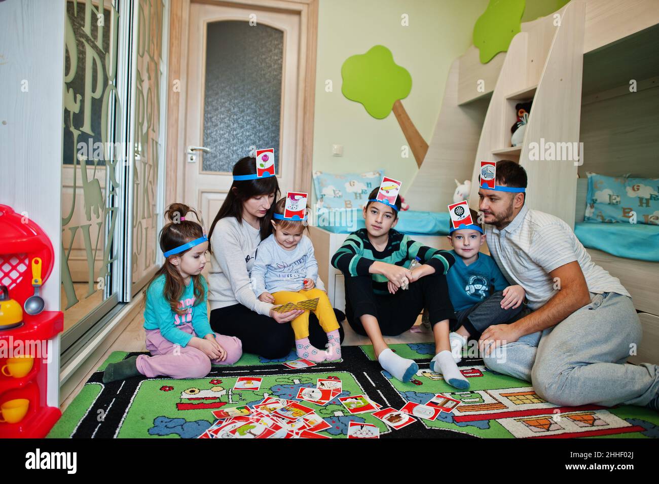 Guess who game kids hi-res stock photography and images - Alamy