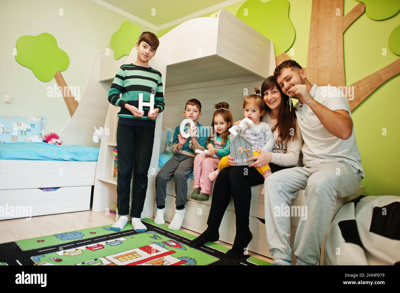 Happy large family in new home hold keys Stock Photo - Alamy