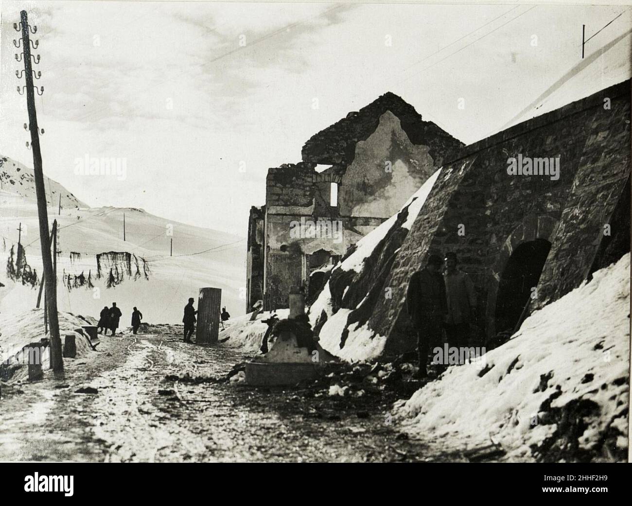 Standpunkt Rollepass, Italienische Kaverne am Rollepass Stock Photo - Alamy