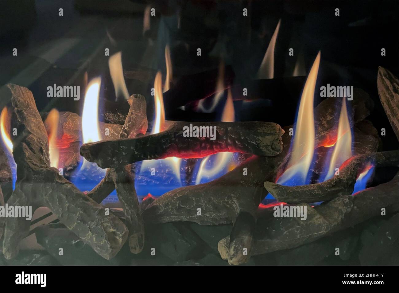 GAS FIRE WITH ARTIFICIAL LOGS Photo: Tony Gale Stock Photo - Alamy