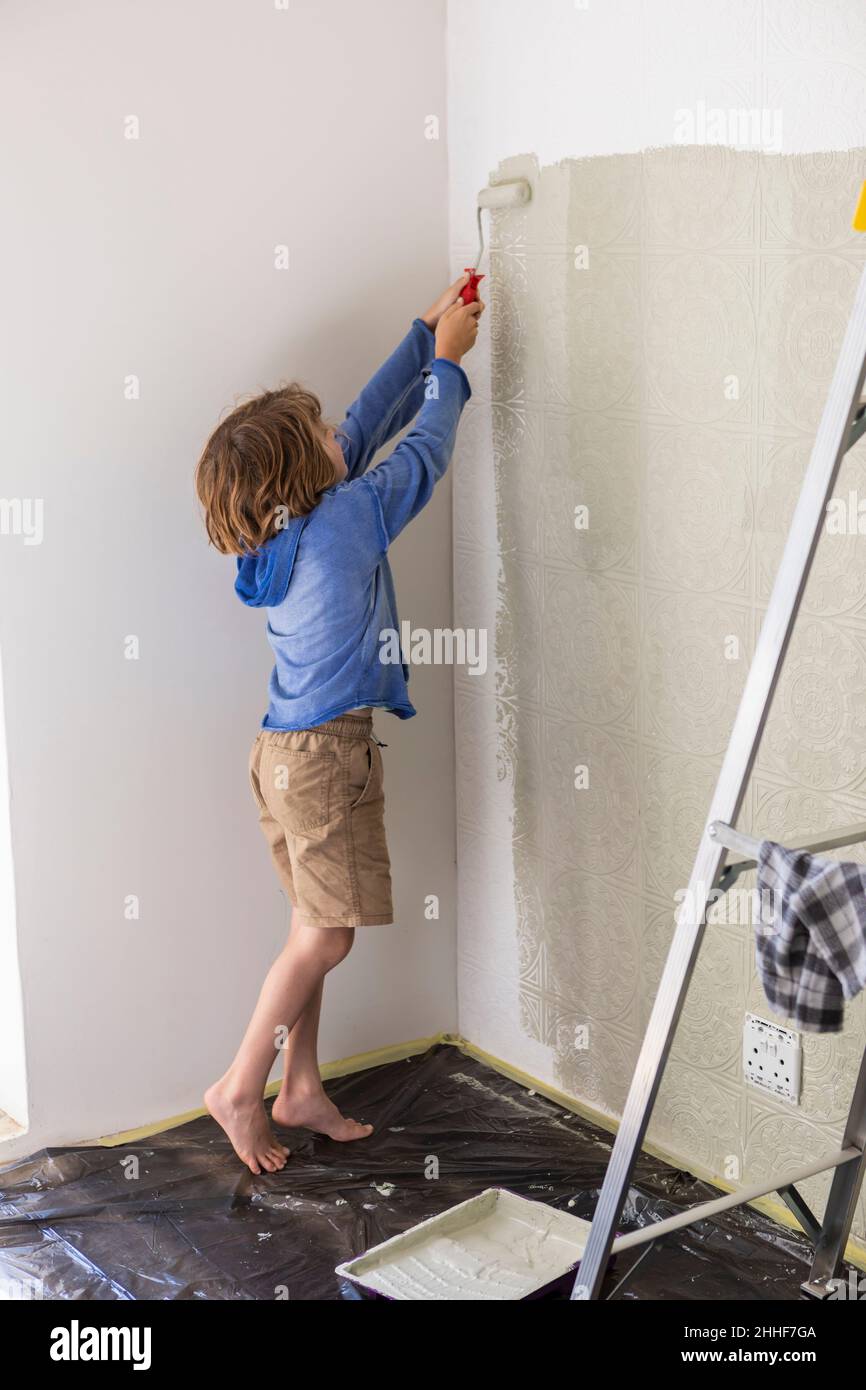 Child using paint roller hi-res stock photography and images - Alamy