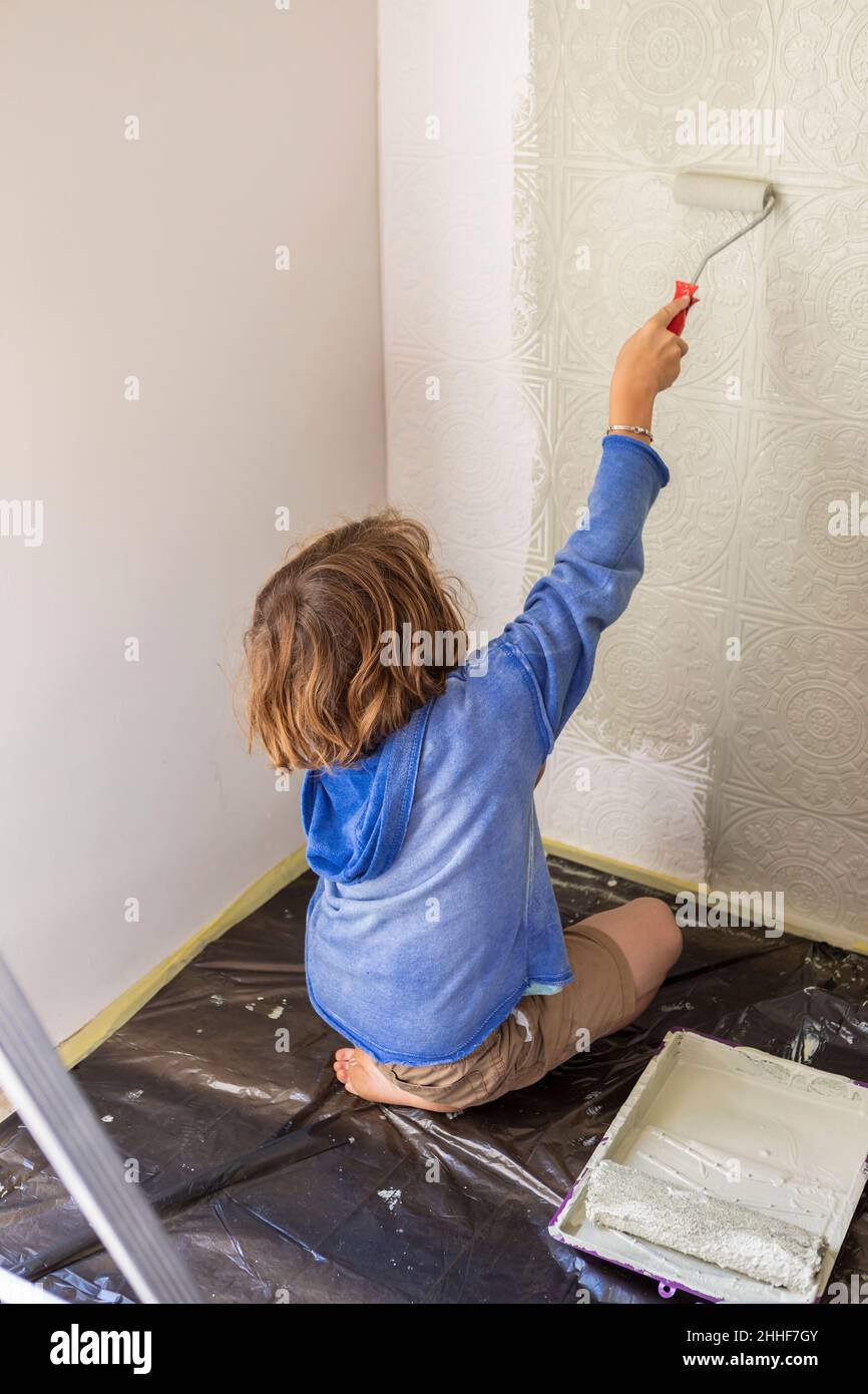Child using paint roller hi-res stock photography and images - Alamy