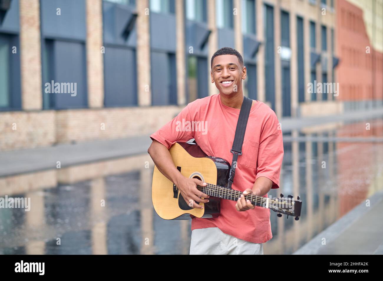 Smiling guitar man life hi-res stock photography and images - Alamy