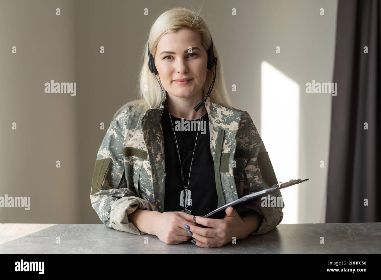 Female US Army Soldier wearing uniform Stock Photo - Alamy
