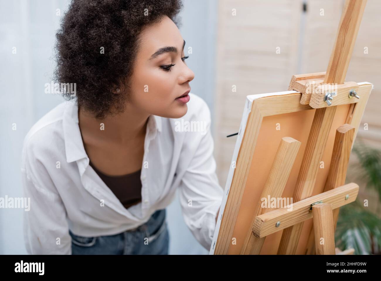 African american woman art easel hi-res stock photography and images ...