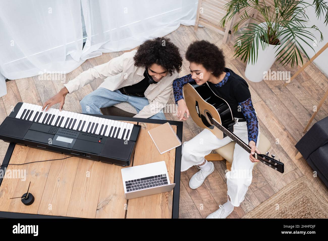 Couple playing musical instruments hi-res stock photography and images ...