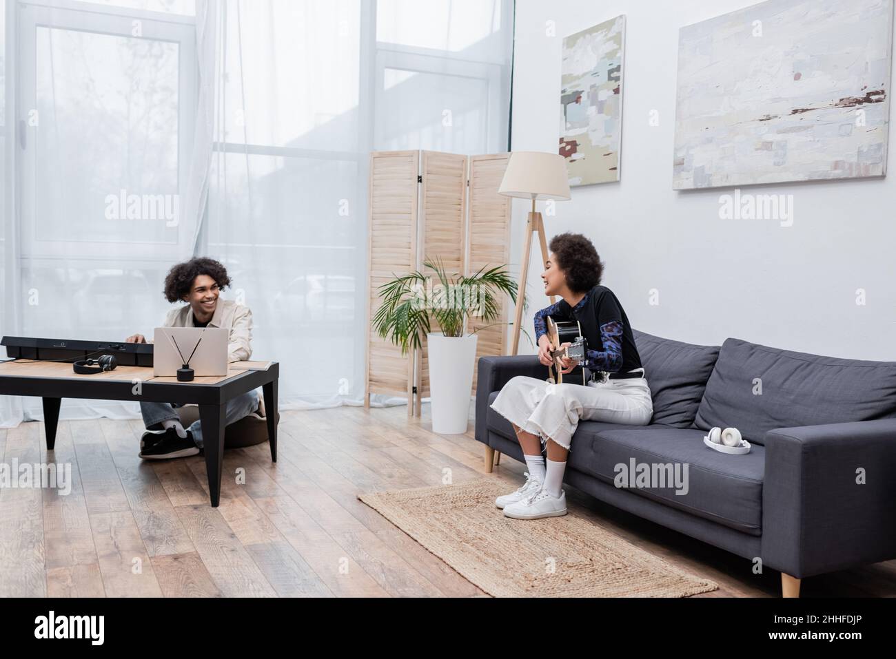 Couple playing musical instruments hi-res stock photography and images ...