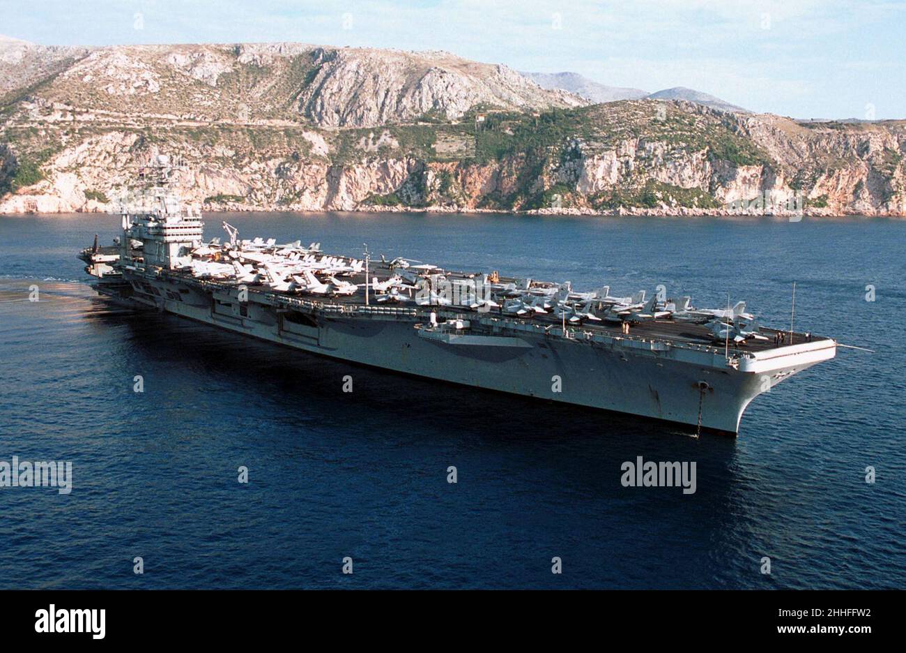 Starboard bow view of USS George Washington (CVN-73) anchored at ...