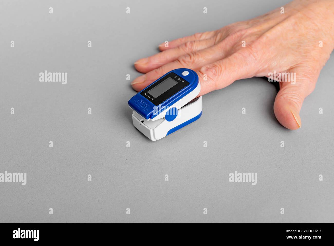 Pulse oximeter on a female hand Stock Photo - Alamy