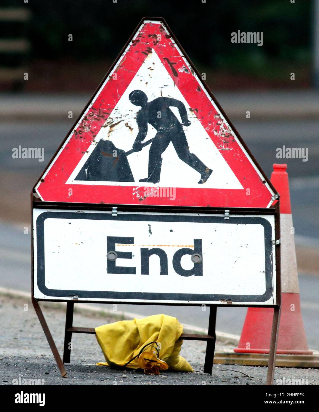 End roadworks hi-res stock photography and images - Alamy