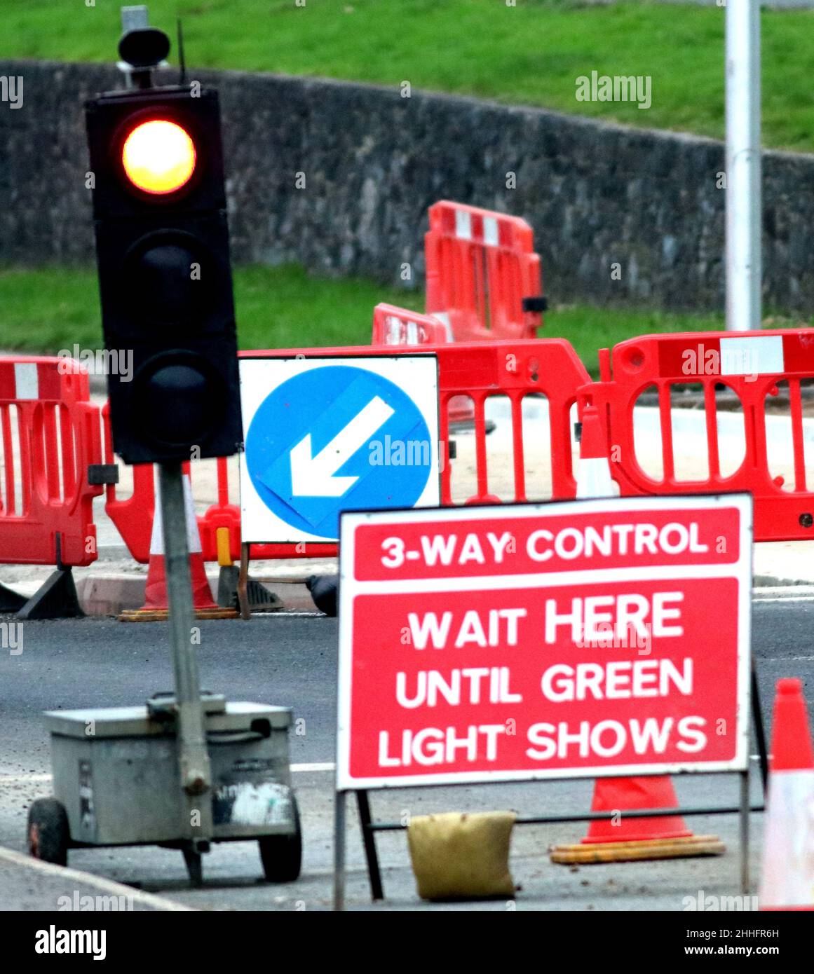 Wait traffic sign hi-res stock photography and images - Alamy