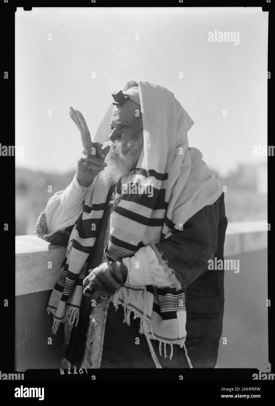 Rabbi blowing shofar hi-res stock photography and images - Alamy