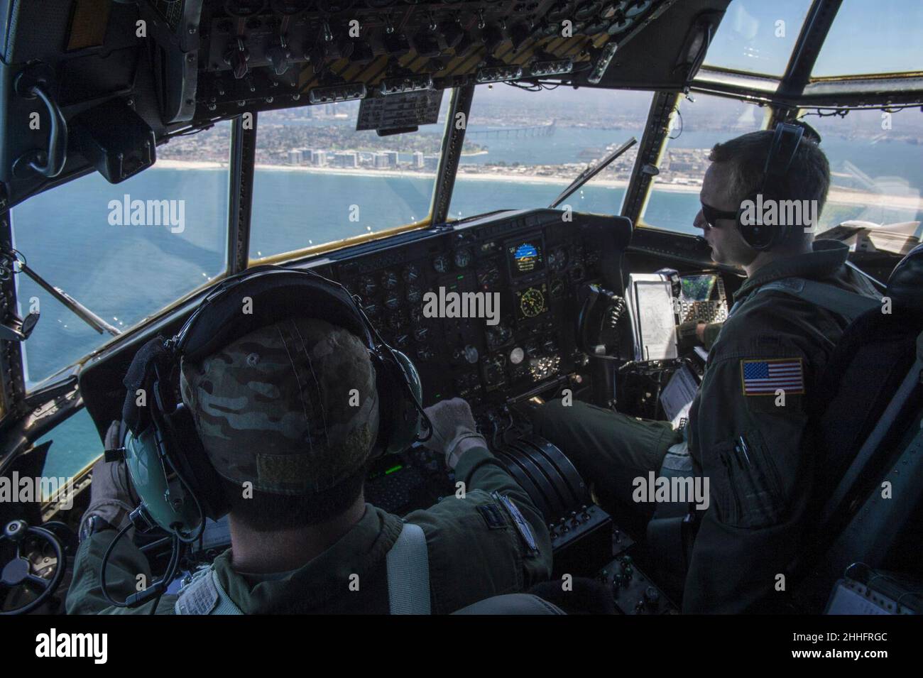 Free fall static line hi-res stock photography and images - Alamy