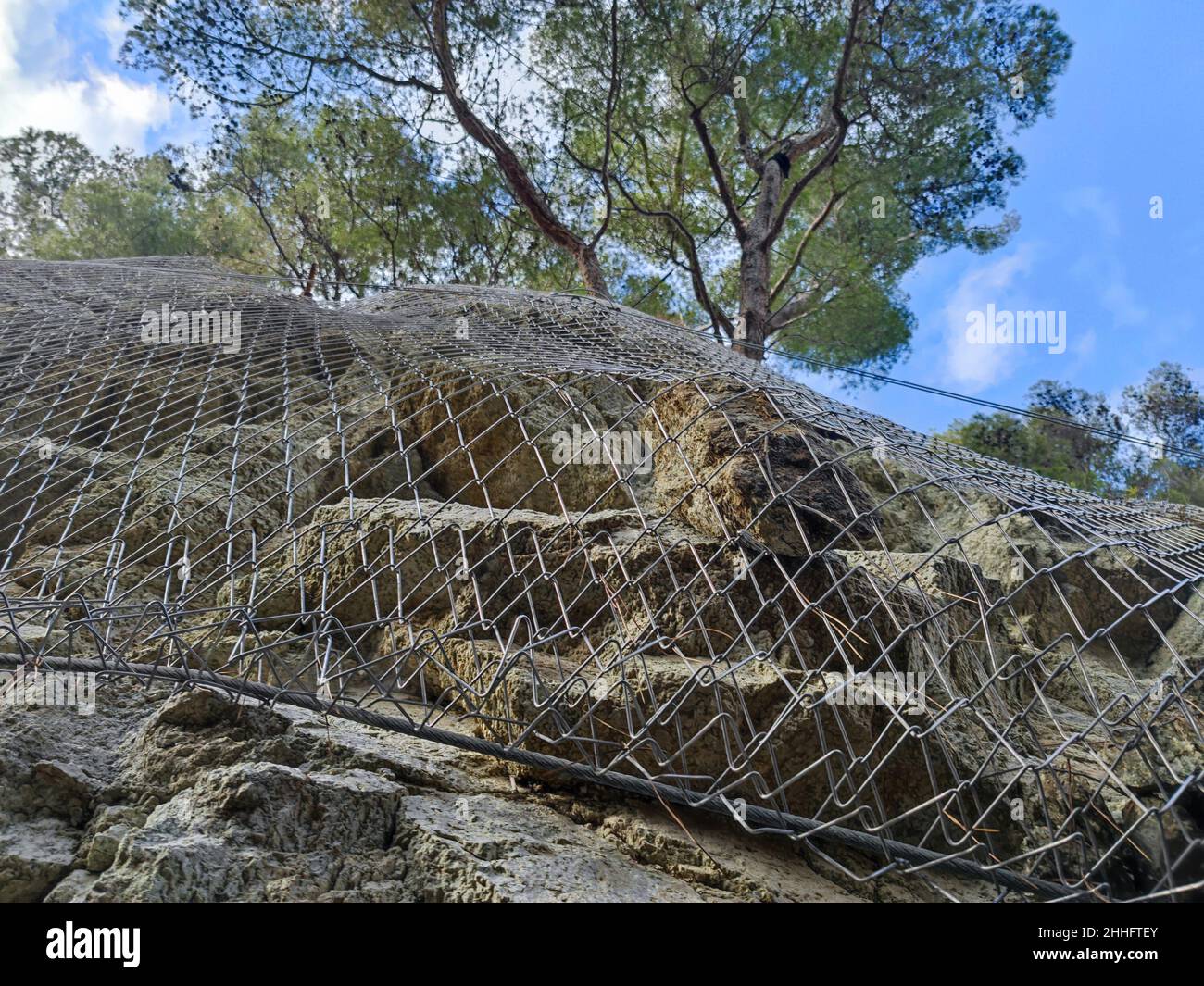 Acier iron Metallic net for rocks falling protection Stock Photo - Alamy