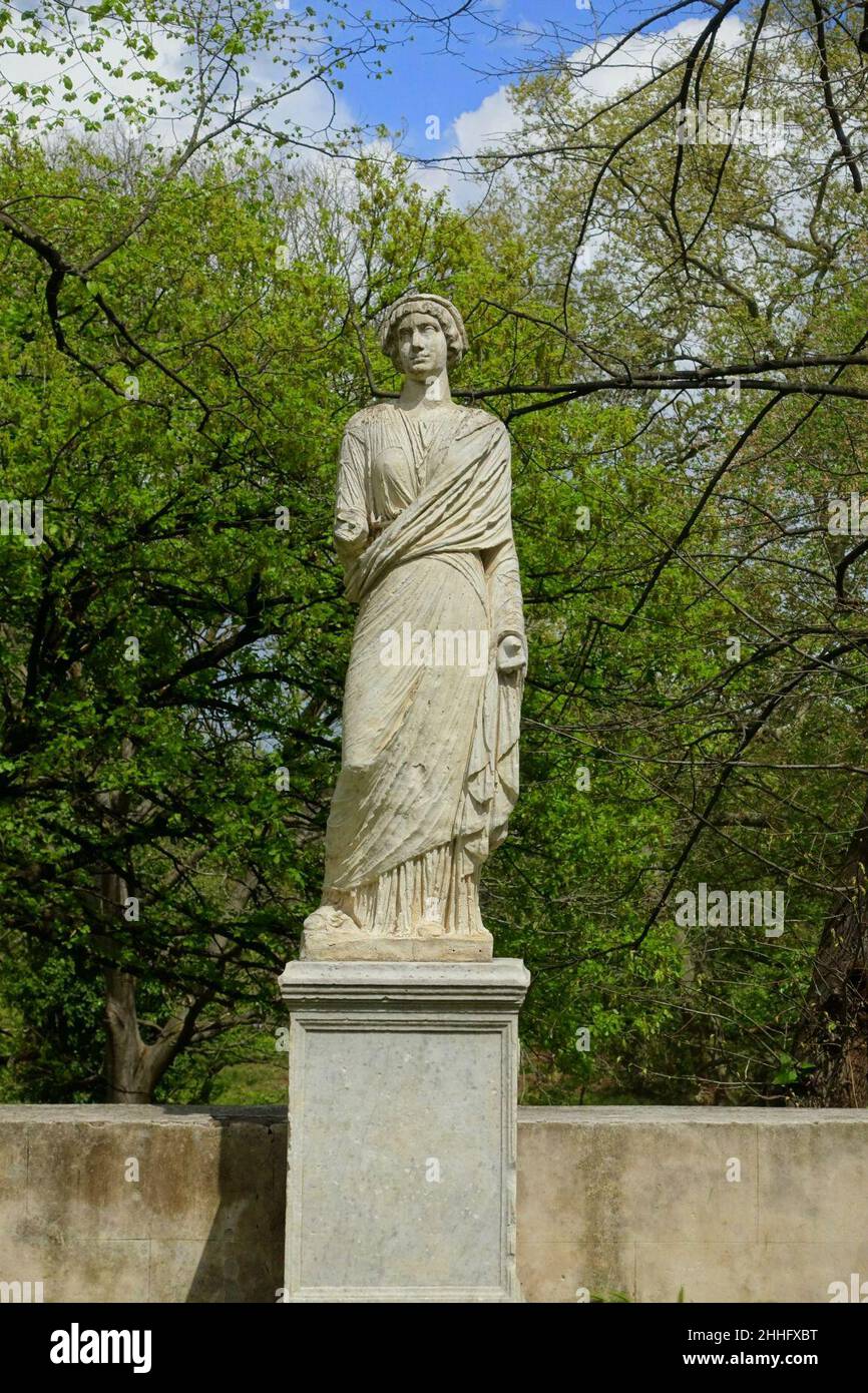 Statue - Tempio di Antonino e Faustina - Villa Borghese - Rome, Italy ...