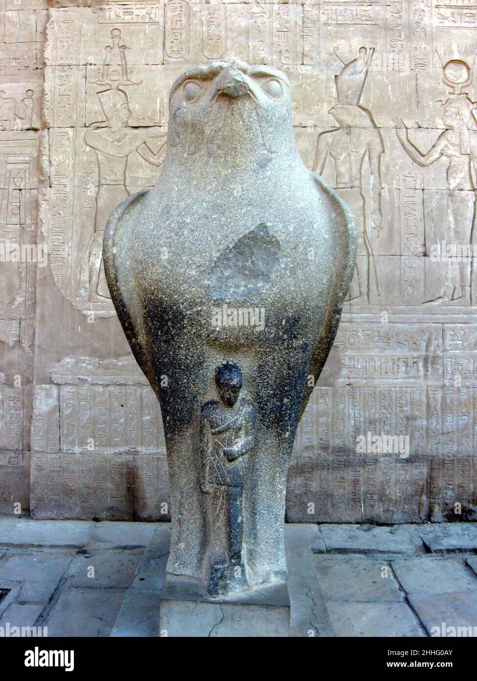 Statue of Horus in Edfu Temple Stock Photo - Alamy