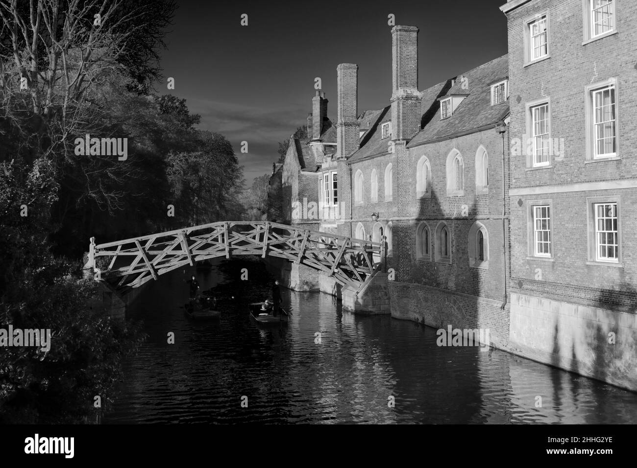 The Mathematical Bridge and Queen's College, river Cam, Cambridge City ...