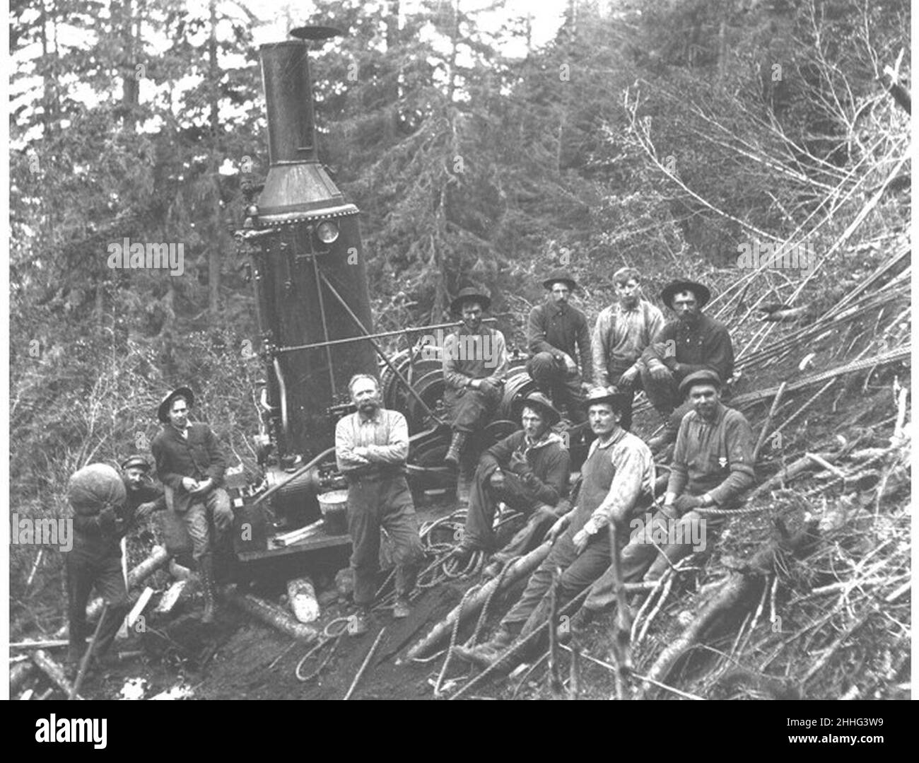 Steam donkey engine and crew near Fort Seward, Alaska, 1909 (KIEHL 24 ...