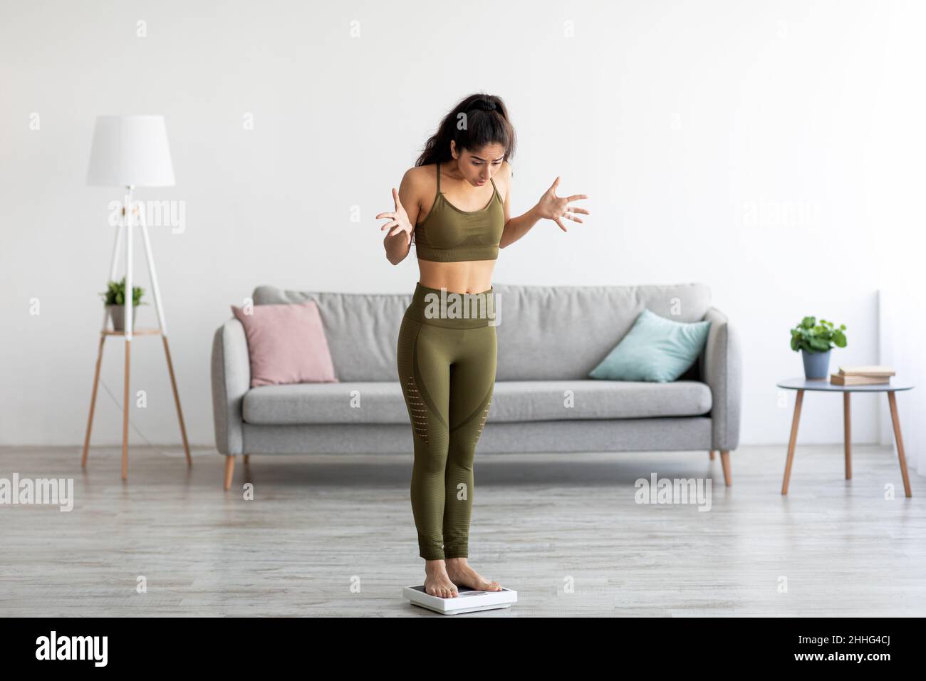 Fat woman scales hi-res stock photography and images - Alamy