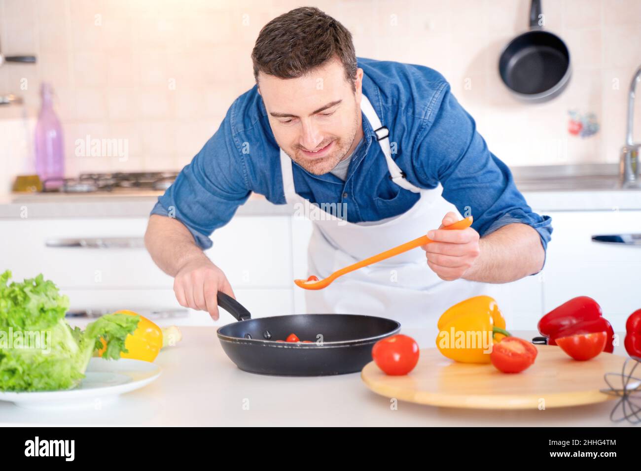 Man cooking at home young man hi-res stock photography and images - Alamy