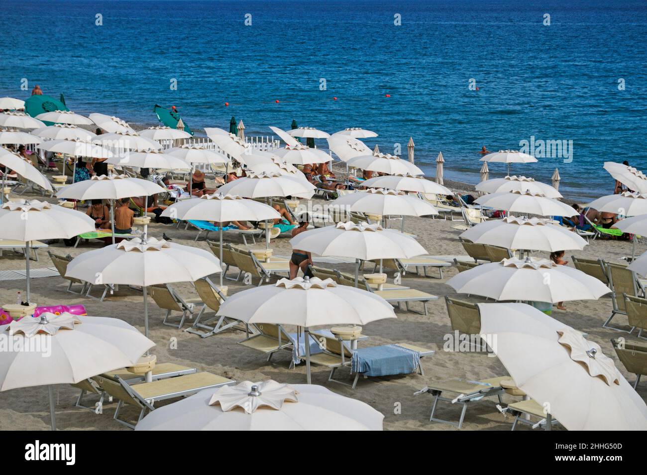 sunshades on a crowded beach, Finale Ligure, Riviera di Ponente ...