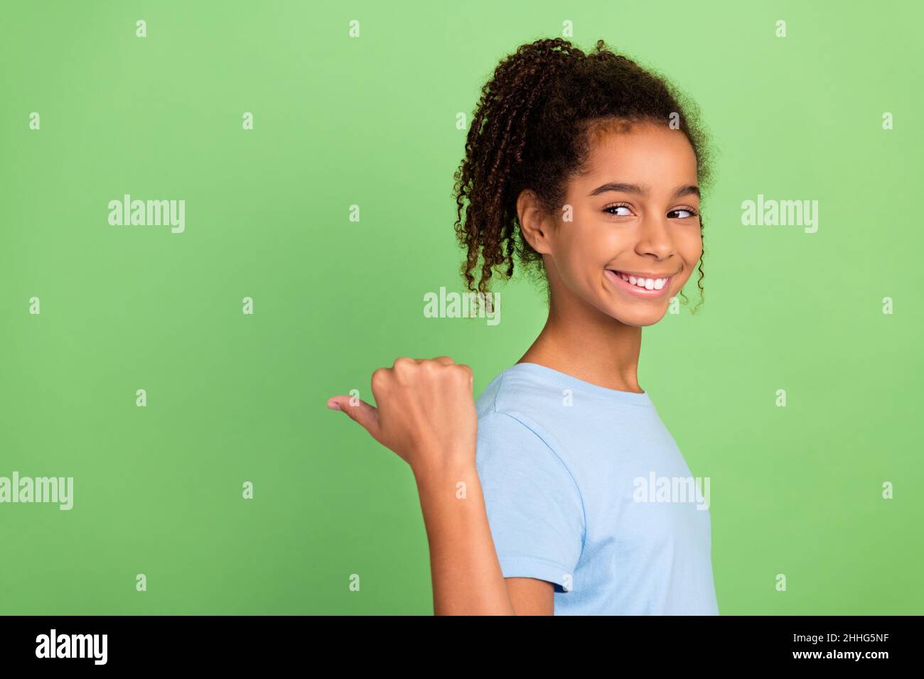 Portrait of attractive cheerful girl demonstrating copy space ad advert ...