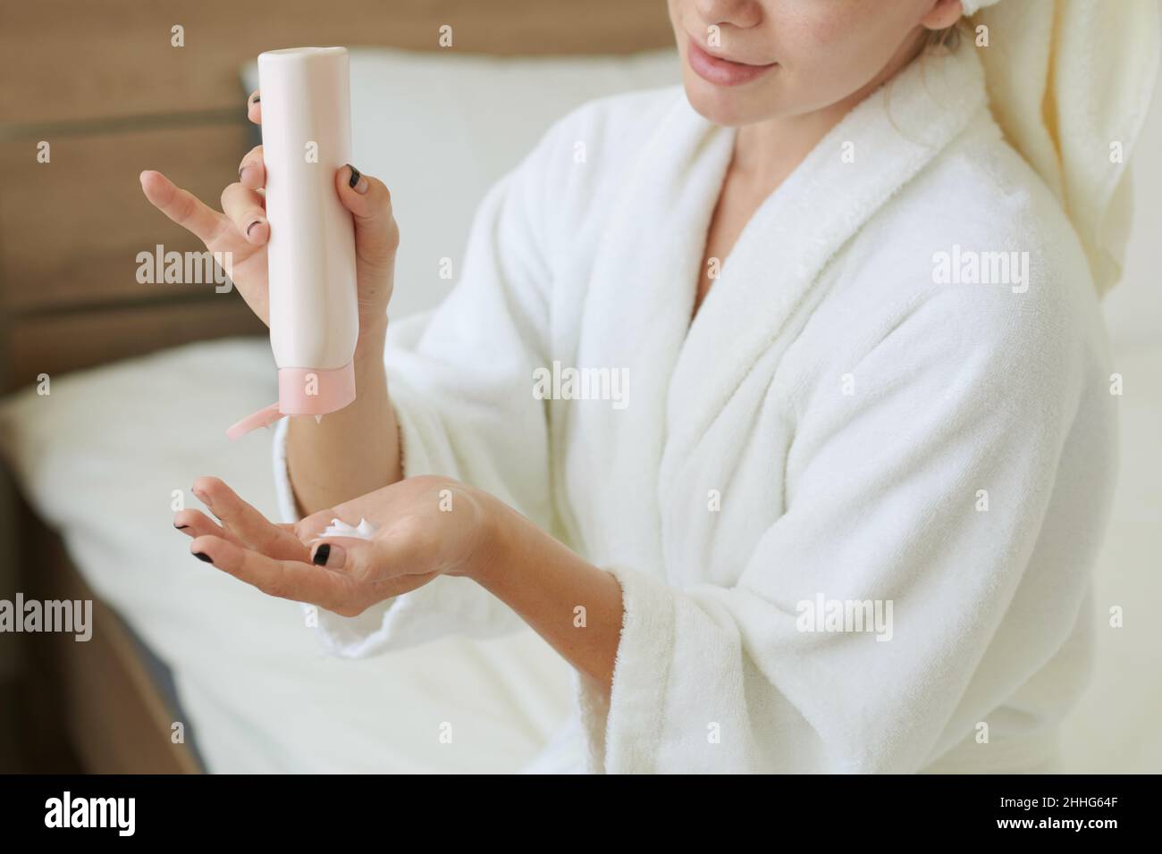 Hands of woman applying ultra-hydrating nourishing body lotion Stock ...