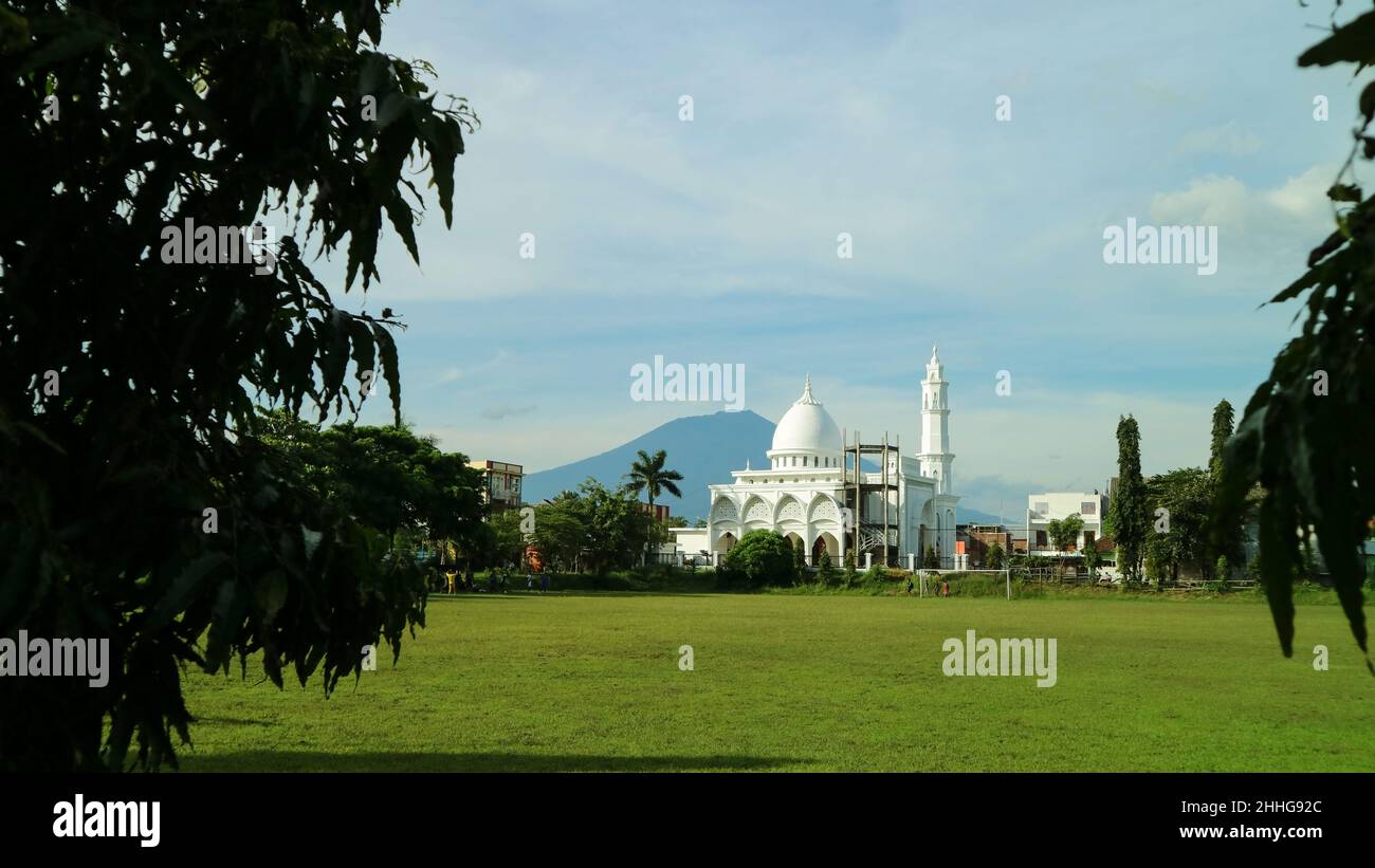 Beautiful white mosque when viewed from a distance Stock Photo - Alamy