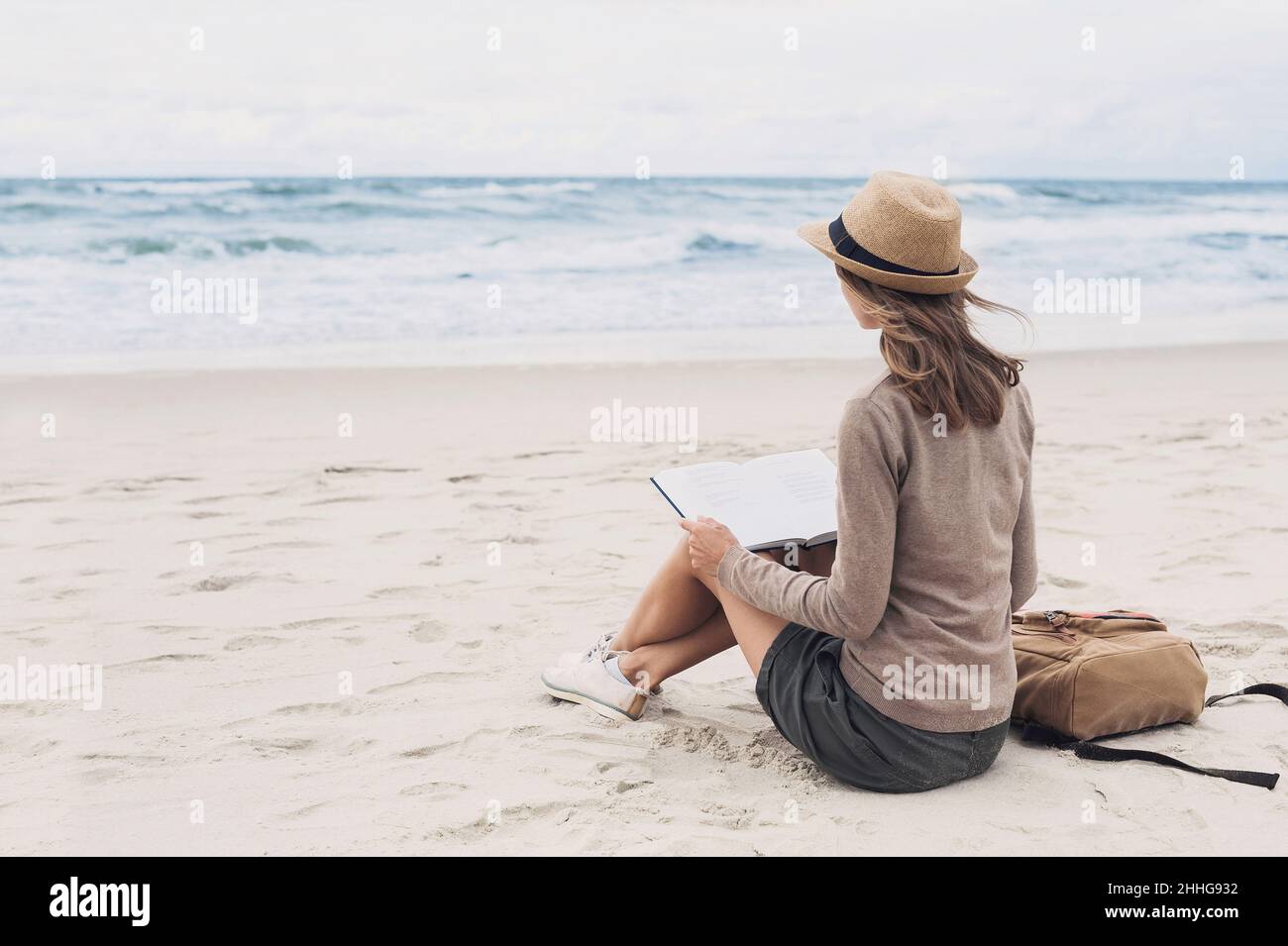 Young adult reading beach hi-res stock photography and images - Alamy