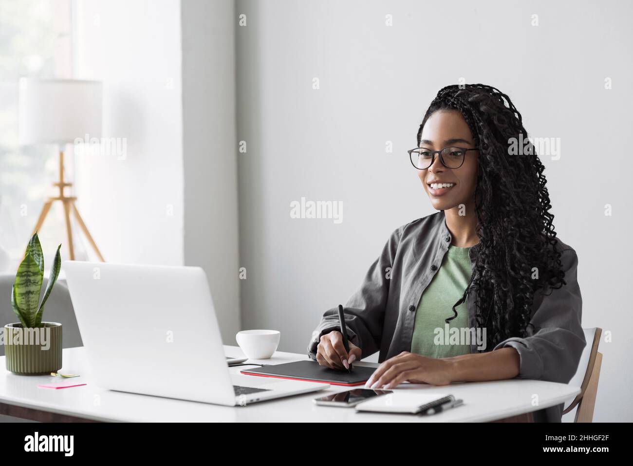 Modern online learning concept hi-res stock photography and images - Alamy