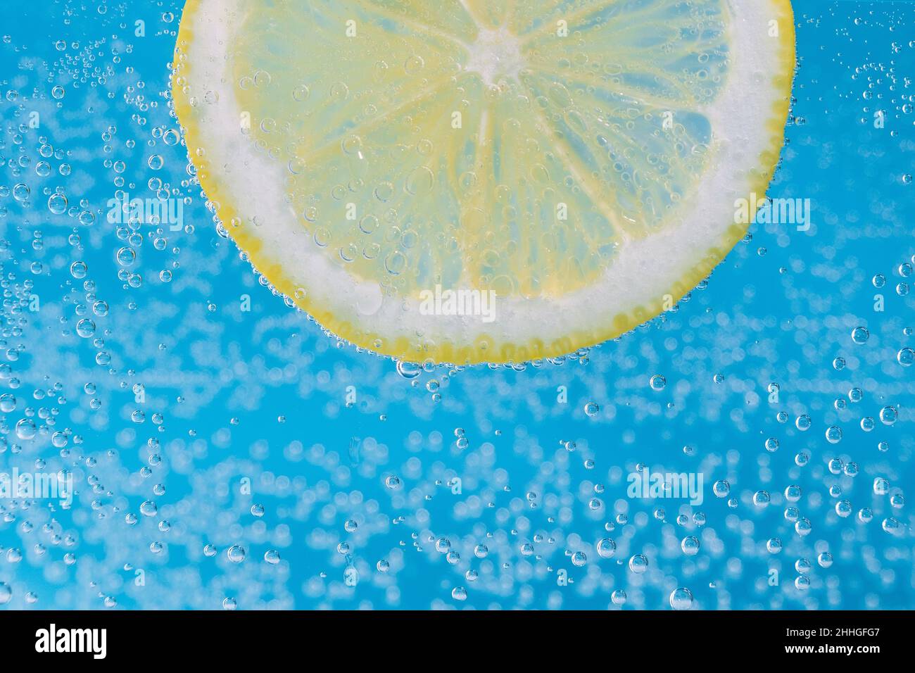 Lemon close-up. Slice of lemon, mineral bubbles. lemonade Stock Photo ...