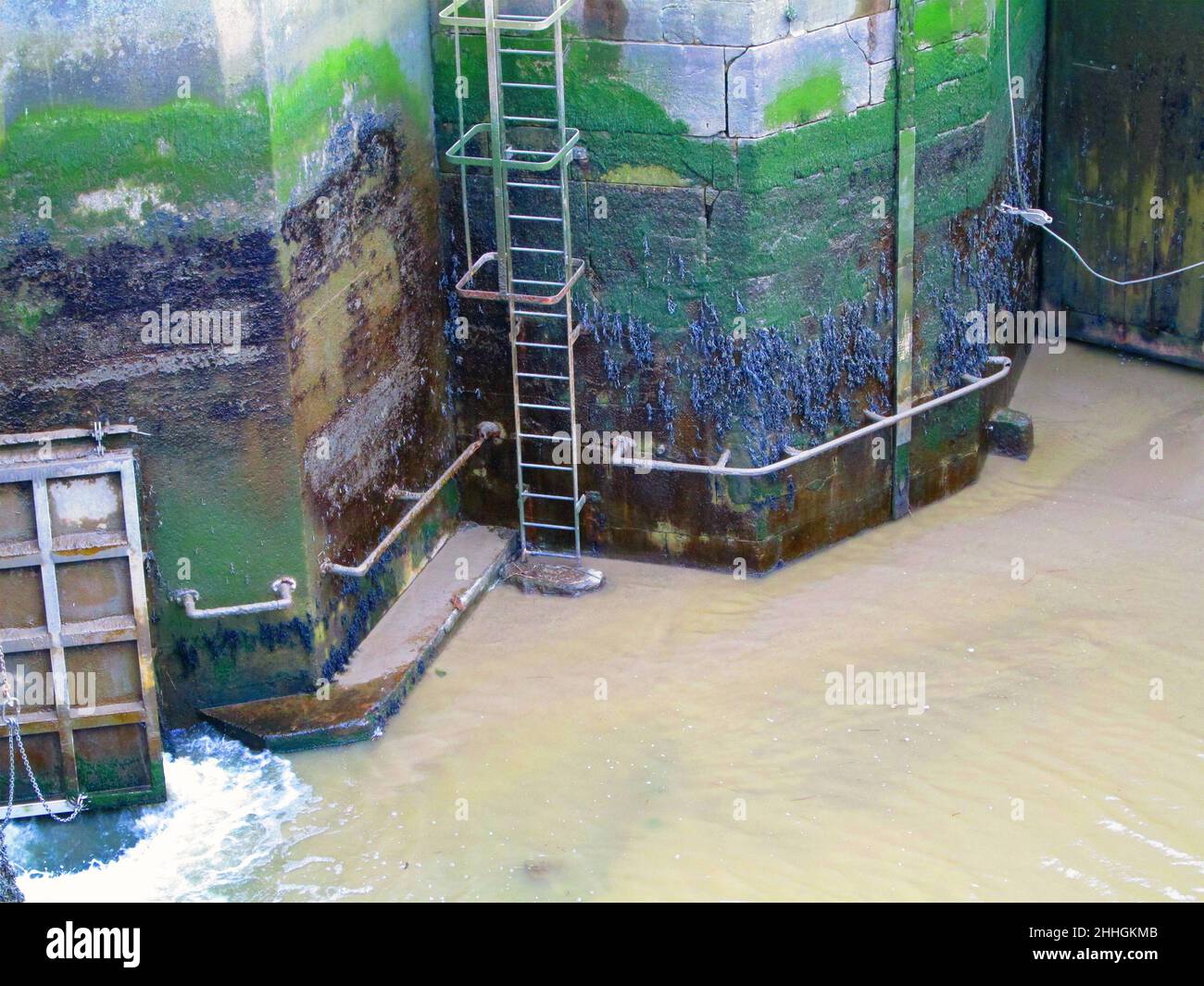Guillotine sluice gates hi-res stock photography and images - Alamy