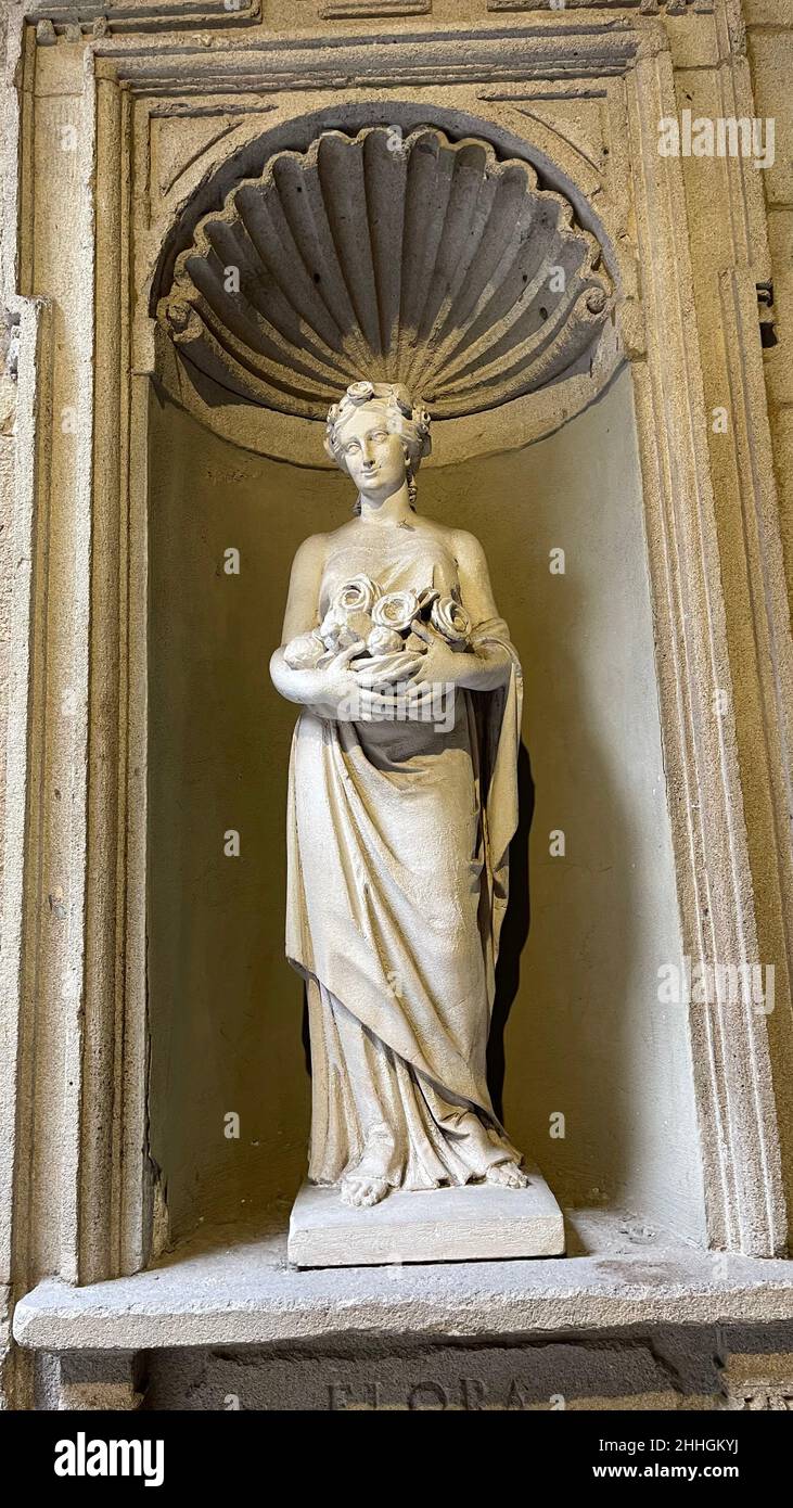 Roman old woman statue hi-res stock photography and images - Alamy