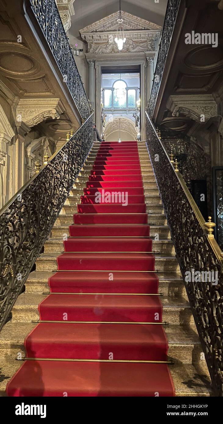Long ed elegant staircase with red carpet Stock Photo - Alamy