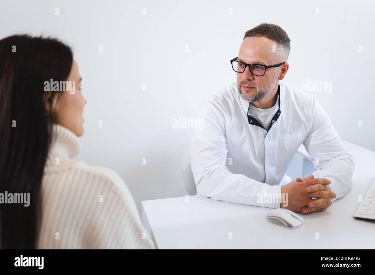 Doctor speaking patient diagnosis hi-res stock photography and images ...