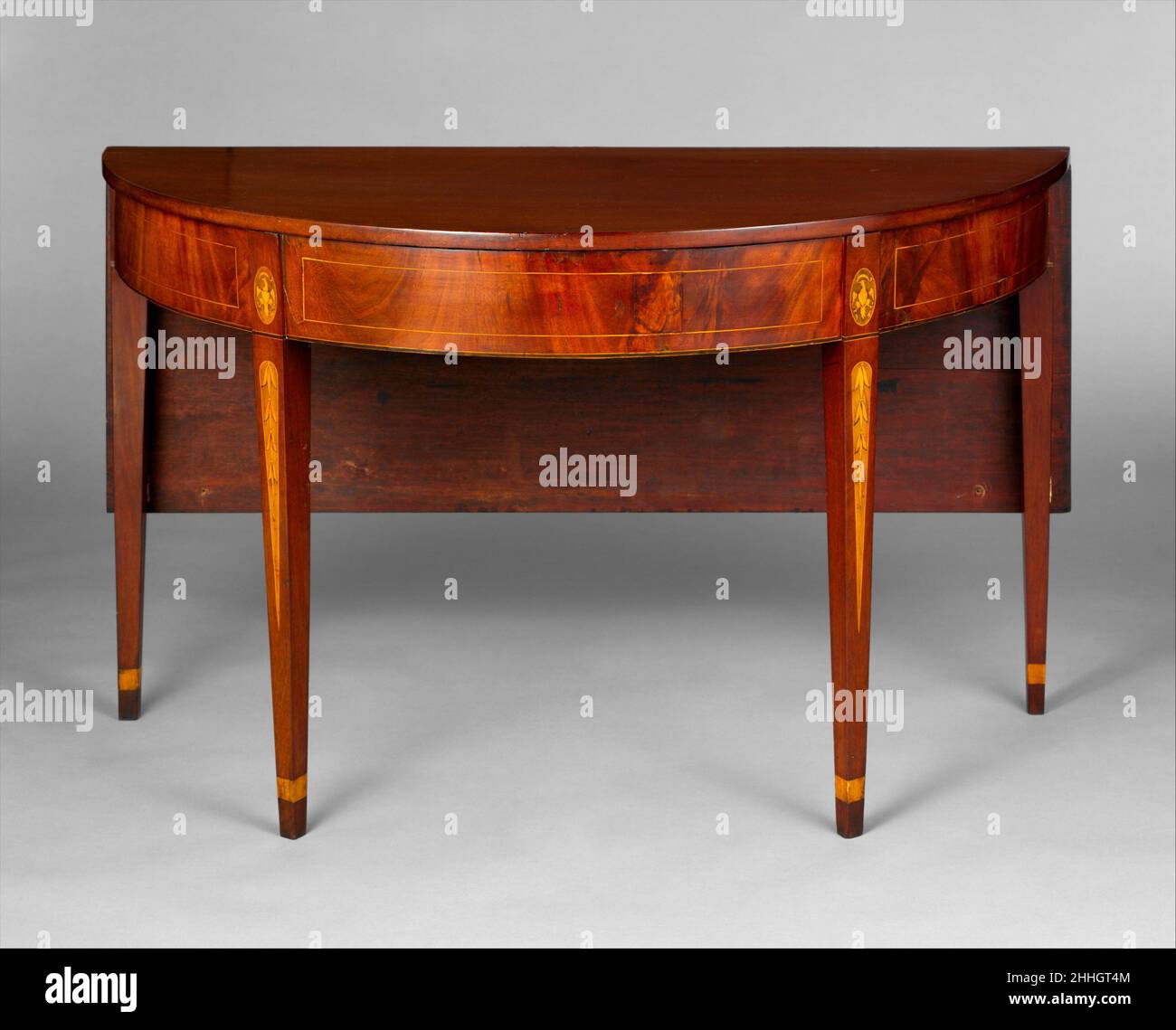 Drop-leaf dining table 1795–1810 American This dining table consists of ...