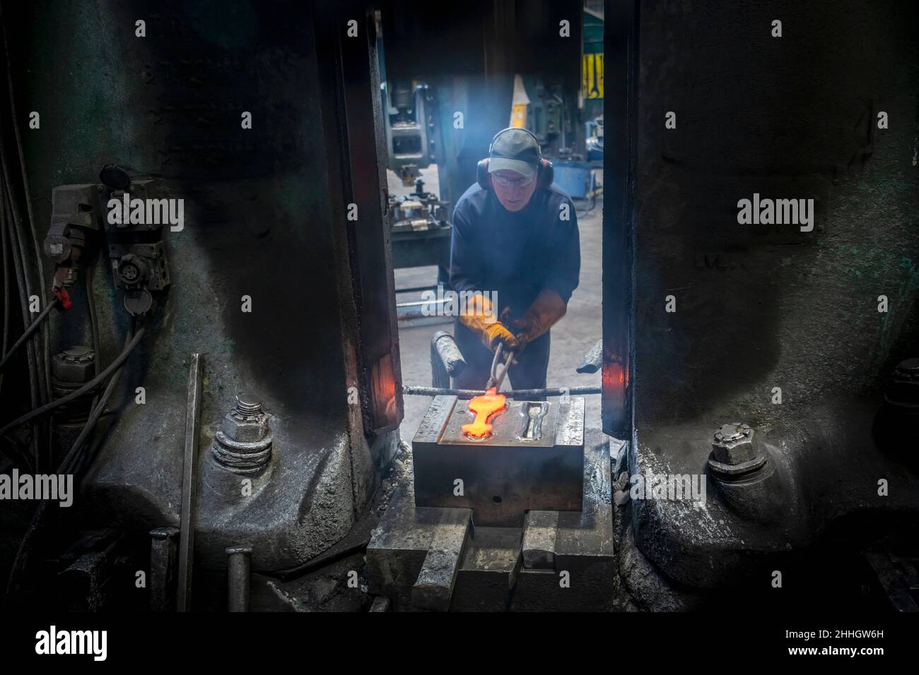 Hammer press hi-res stock photography and images - Alamy