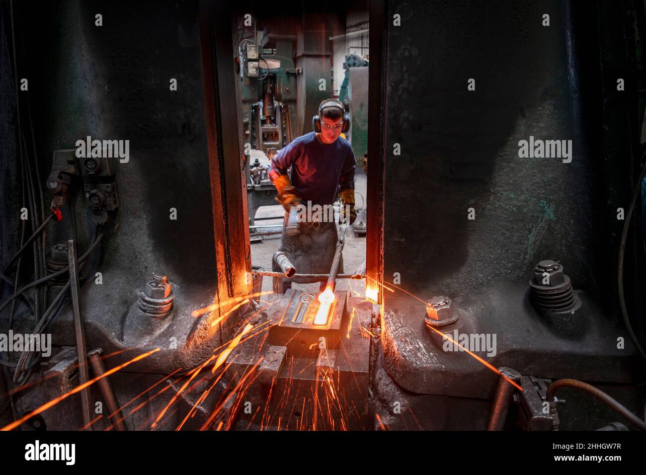 Forging with sparks hi-res stock photography and images - Alamy