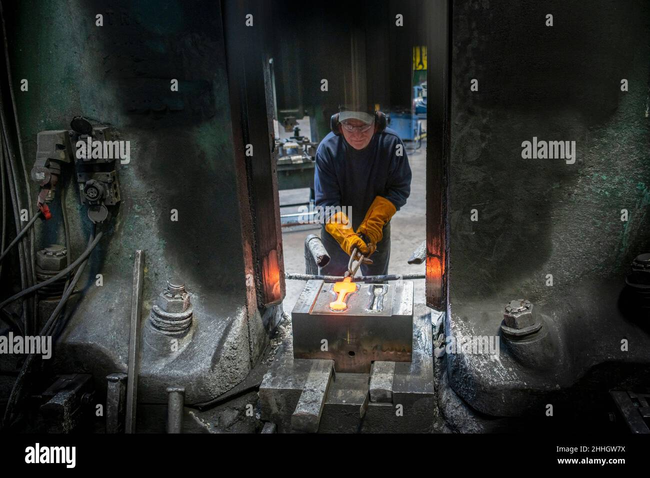 Hammer forge hi-res stock photography and images - Alamy