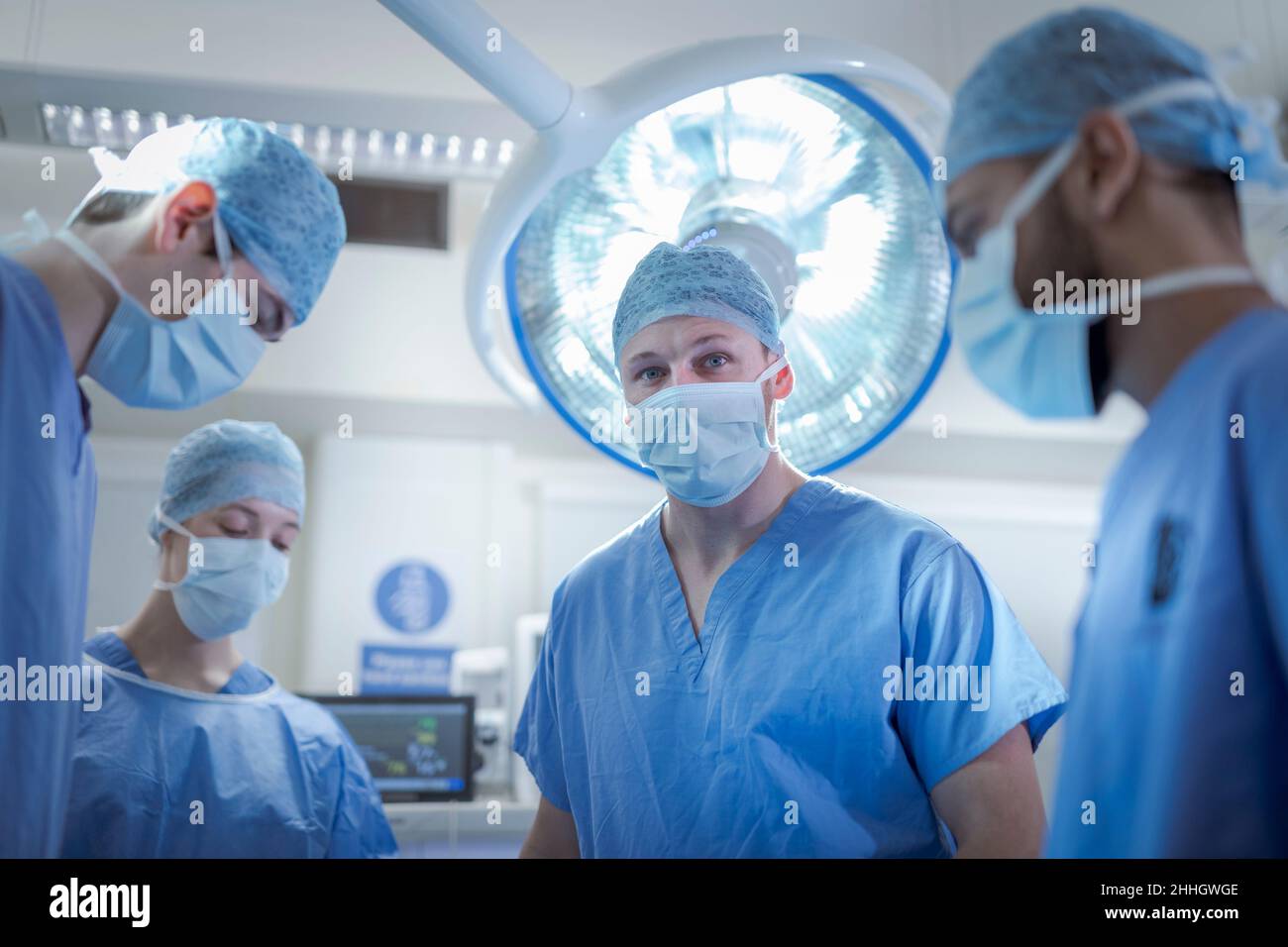 Asian blue scrubs hi-res stock photography and images - Alamy