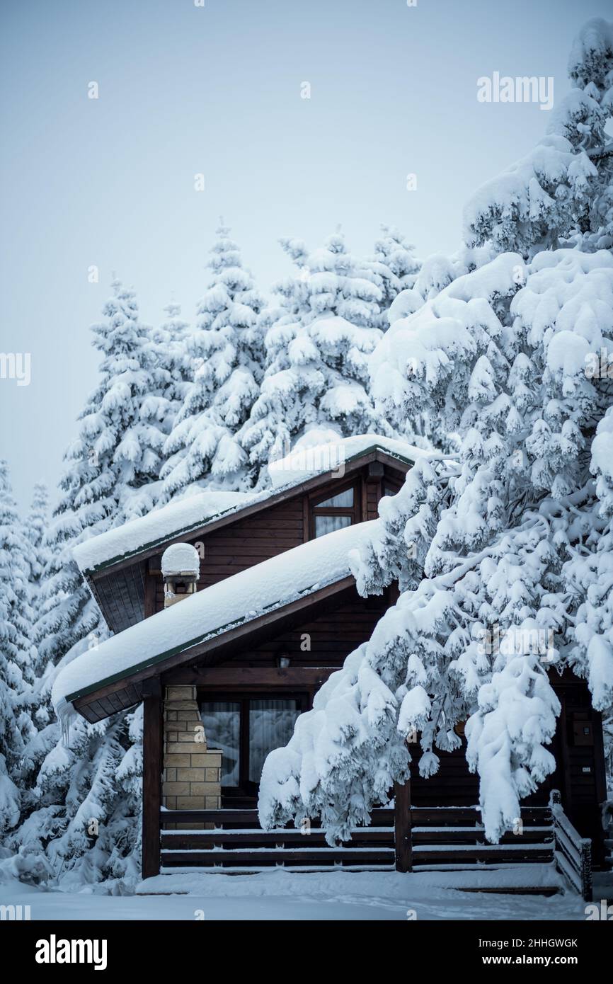Snow covered cottage hi-res stock photography and images - Alamy