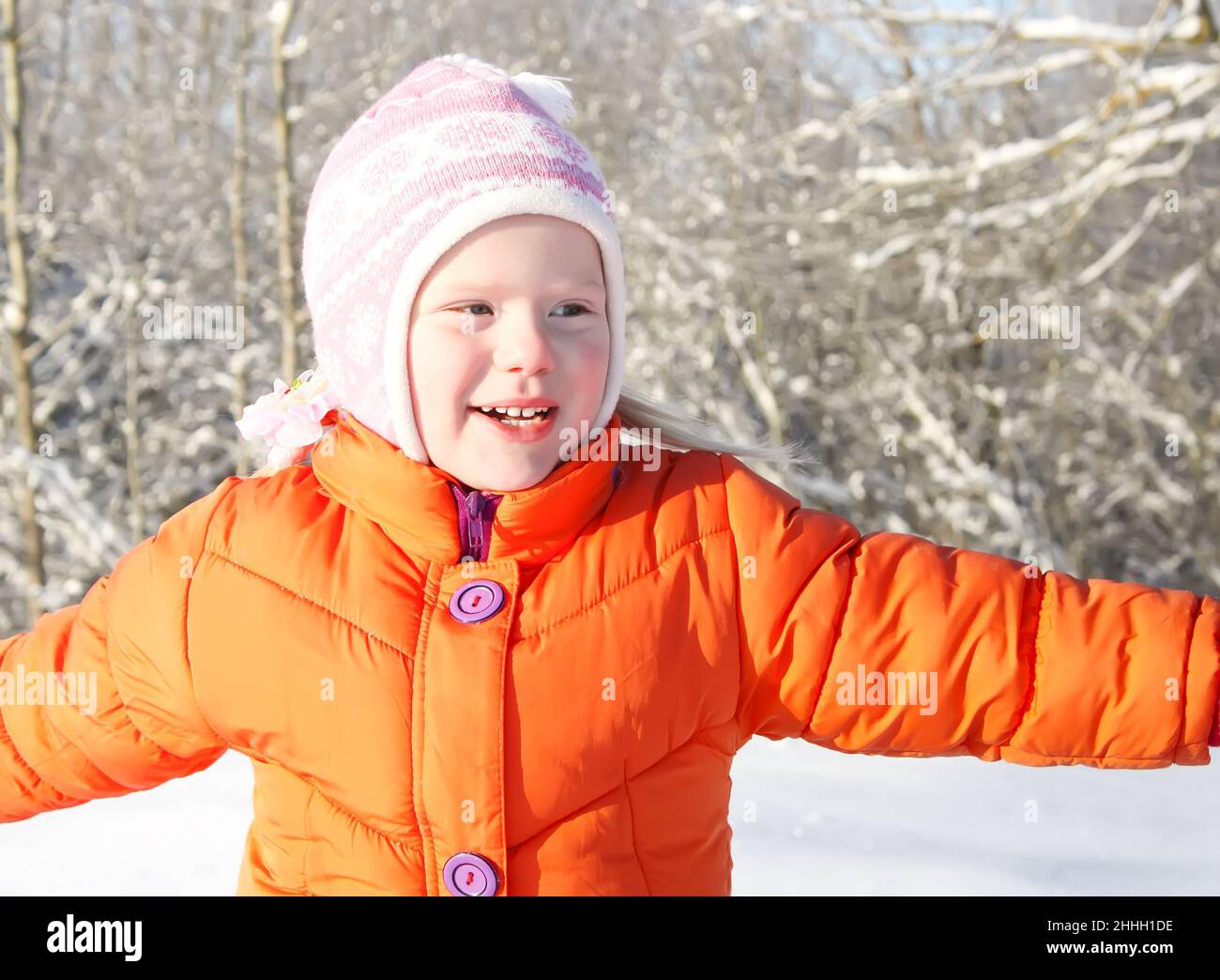 Happy smiling little girl in a winter park Stock Photo - Alamy