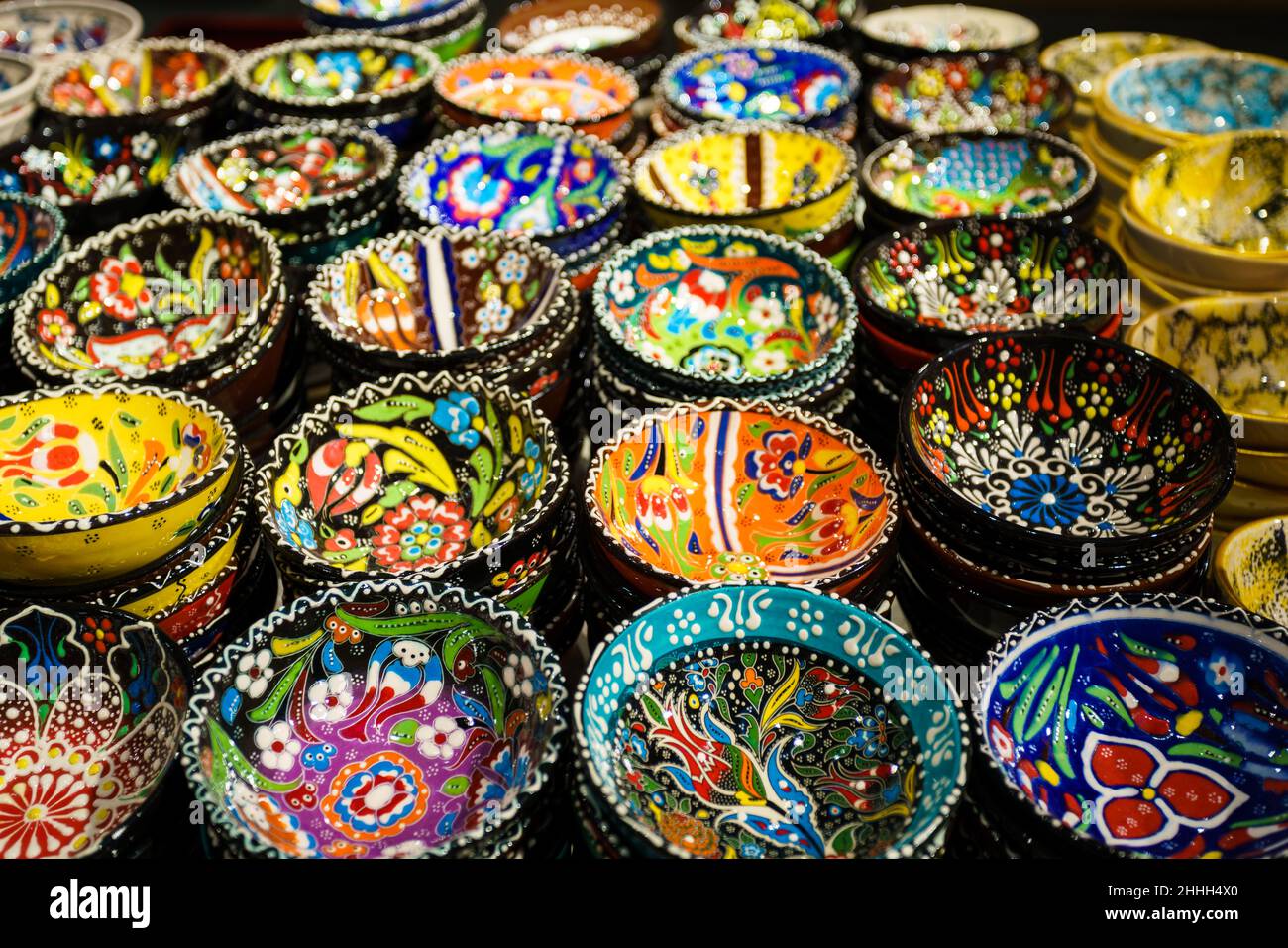Turkish colorful ceramics on the Istanbul Grand Bazaar Stock Photo - Alamy