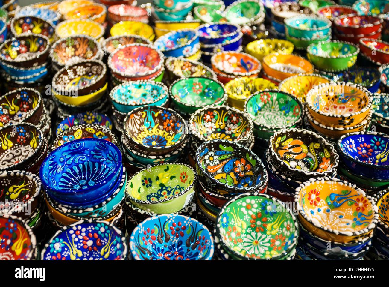 Turkish colorful ceramics on the Istanbul Grand Bazaar Stock Photo - Alamy